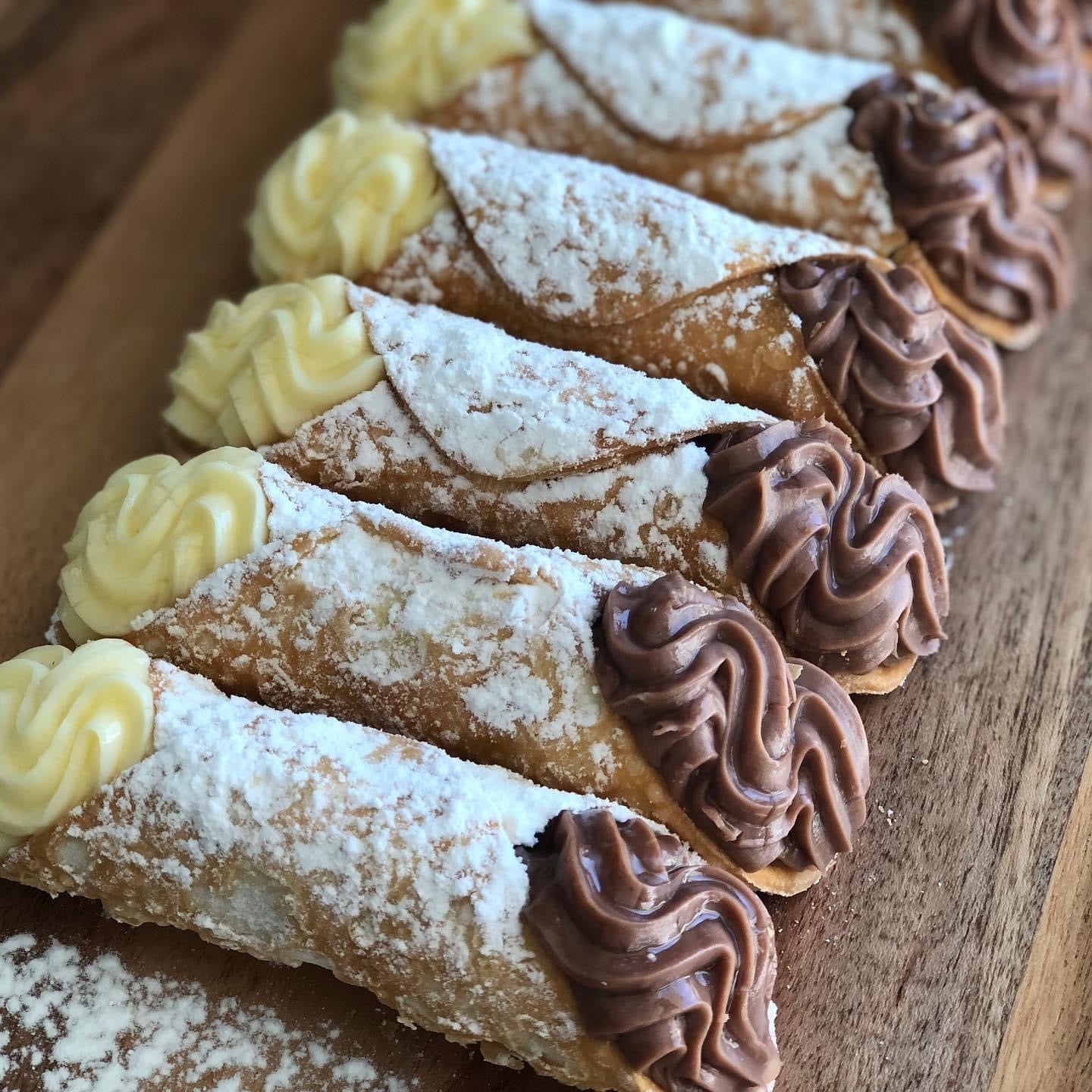 Traditional Vanilla And Chocolate Cannoli The Cannoli Box Co
